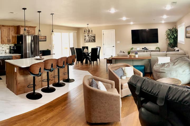 Modern Staycation With Game Room - Columbia, MO