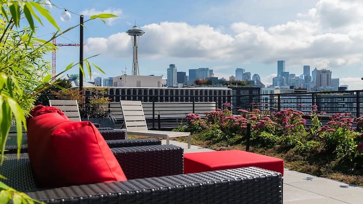 Luxe Condo | Rooftop, Gym, Views - Seattle