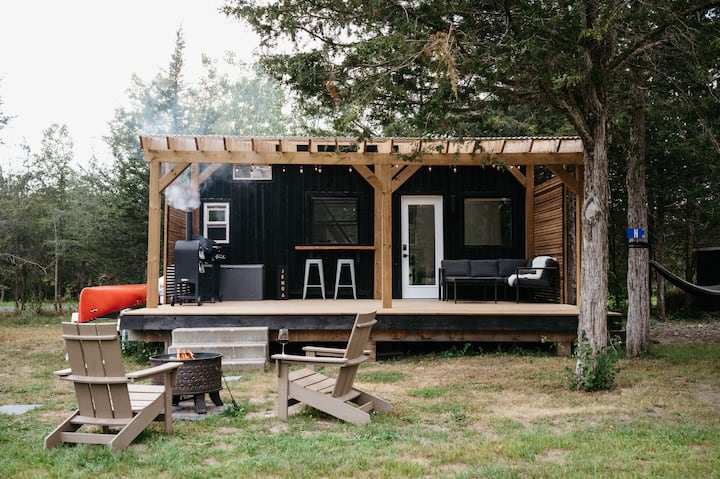 Tiny Home Stay W/stargazing Loft & Wood Pizza Oven - Prince Edward