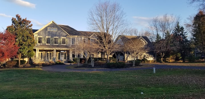 Elegant Home Close To Town - Leesburg, VA