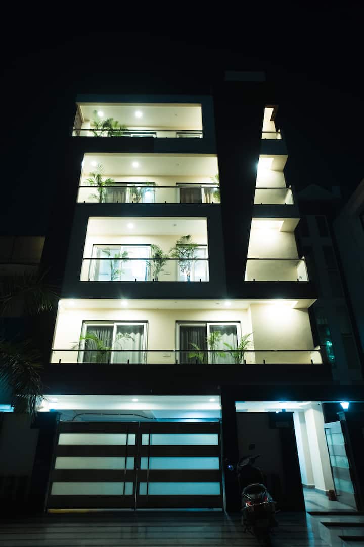 Cozy 4bhk Apartment Nr Golf Course Extension-road. - Gurgaon