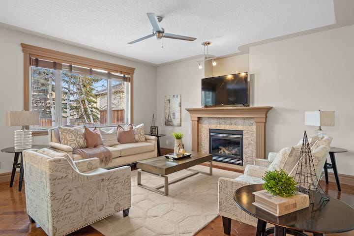 Mountain Chalet With Games Room & Private Office - Calgary