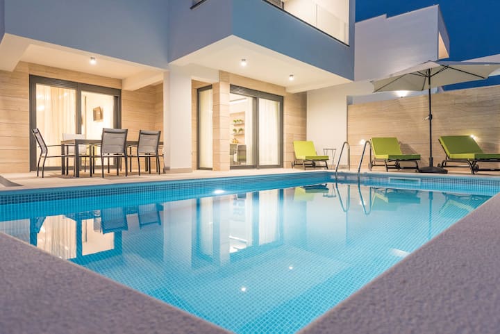 Private Luxury Villas With Pools For 16 - Mandre
