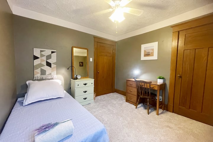 Restful Room In Century Home - St. Catharines