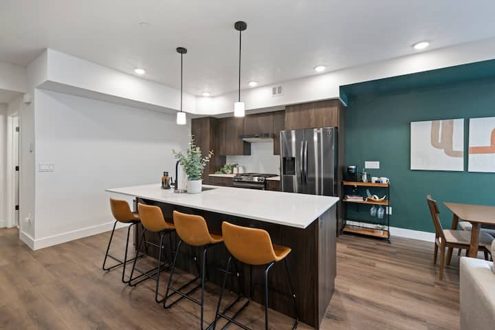 Brilliant 2br/2.5ba Midcentury Condo W/ Parking - Salt Lake City, UT
