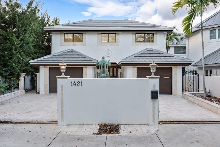 Waterfront 5 Bed/5bath Home-pool, Dock, Las Olas - Fort Lauderdale