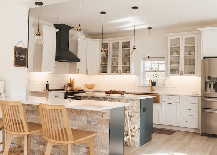 Modern Luxury & Pickleball Near Berkshire East - Bridge of Flowers