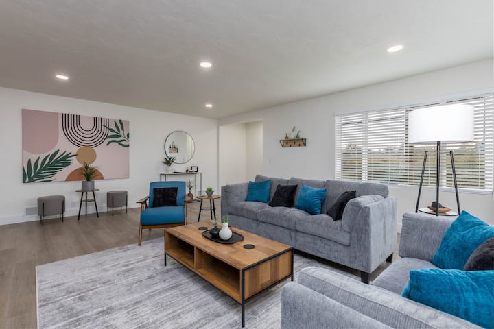 Modern Retreat W/ 4 King Beds - Pasco, WA