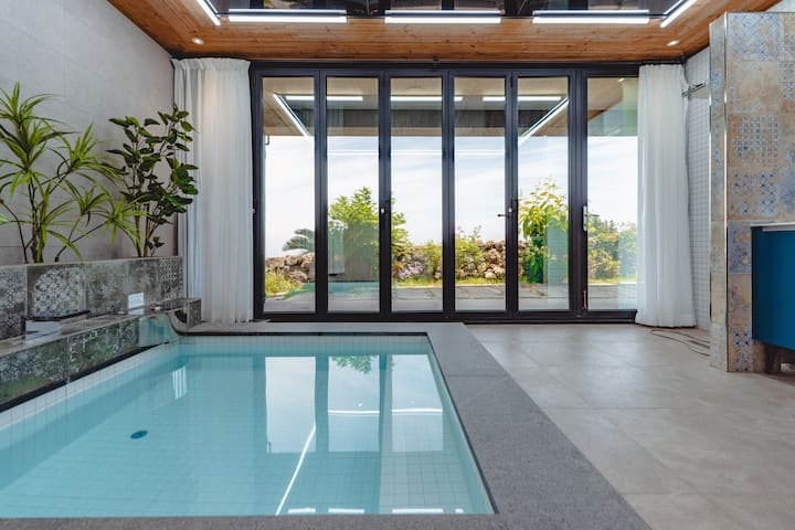 Jeju멜로우스테이 공항20분 바다뷰 온수자쿠지Bbq무료  독채3층 실내60평 대가족 - Jeju