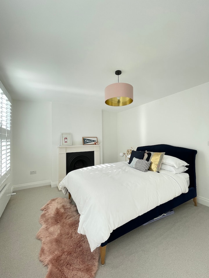 Stylish Large Double Bedroom With Private Bathroom - Barnes