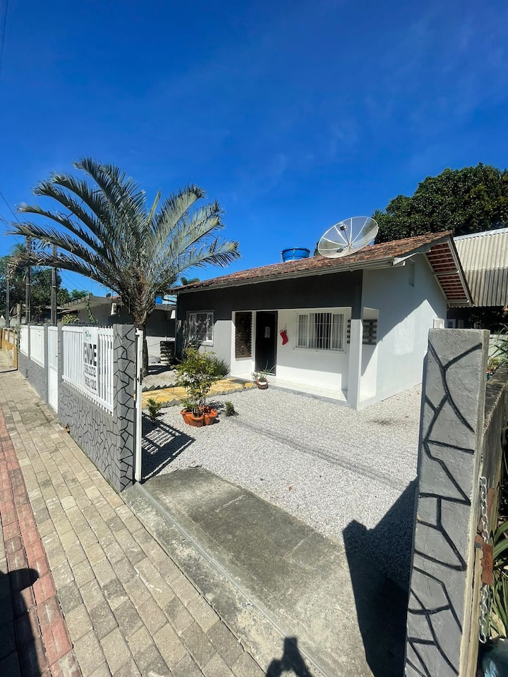 Casa Para 4 Pessoas Em
Bombinhas - Bombinhas