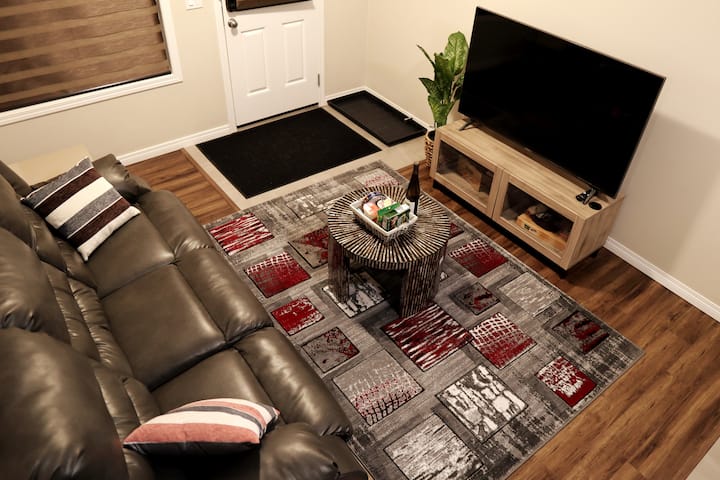 Functional Modern 2 Bedroom Cozy Suite - Calgary