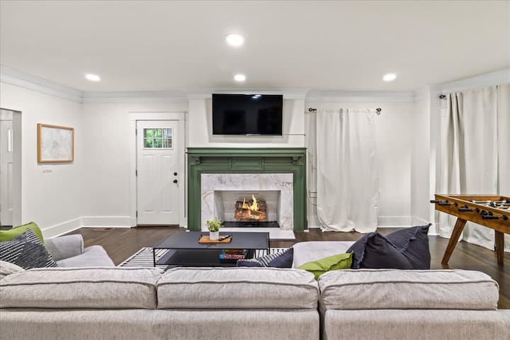 Spacious Kansas City | Westport | 8 Beds | Pets - Kansas City, MO