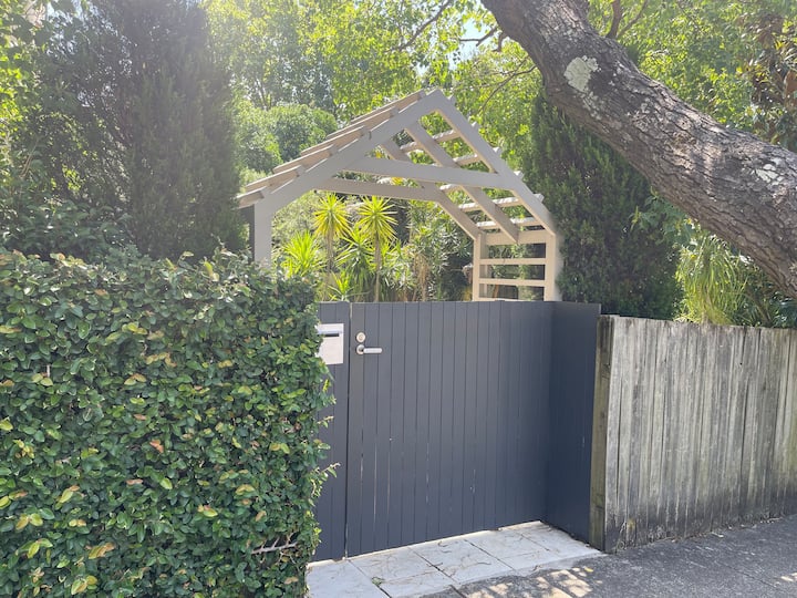 City Fringe Apartment W/ Private Garden - Crows Nest