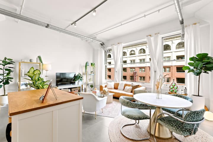 Dtla Skyline + Rooftop Pool | Luxe High-rise - Los Angeles, CA