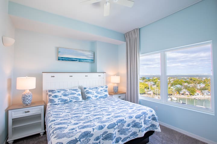 Penthouse • Pool • Walk To Madeira Beach • Sunsets - Madeira Beach, FL