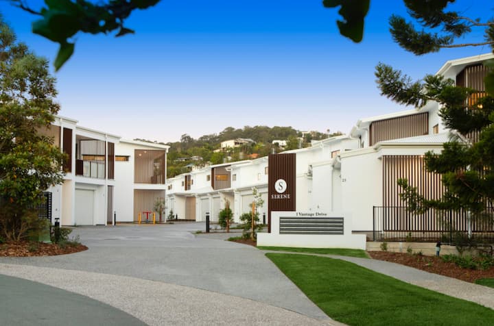 Relaxing Coastal Townhouse - 누사 셔