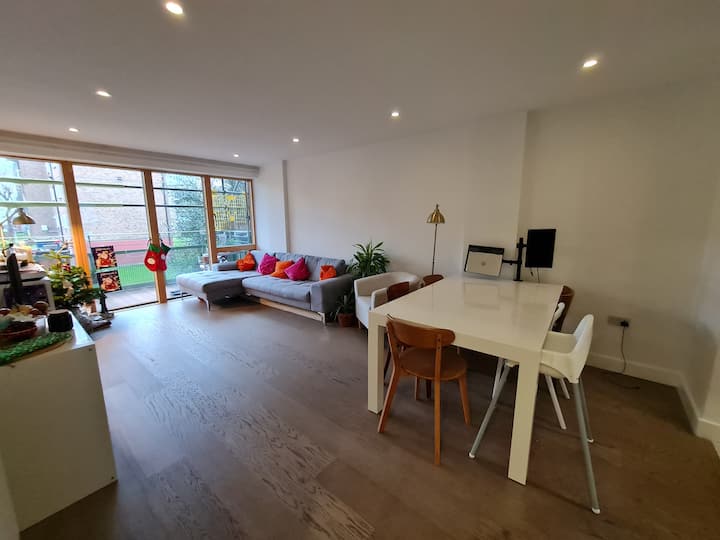 2 Bed Flat In Haggerston - London