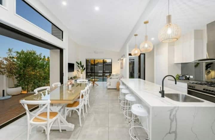 King Bedroom With Private Bath - Coolangatta