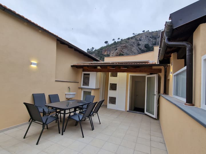 Casa Girasole: La Liguria Dei Carruggi E Terrazzi. - Alassio