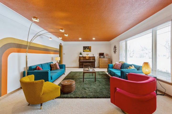 Retro Retreat | Hot Tub | 9 Beds | Sleeps 16 - West Des Moines, IA