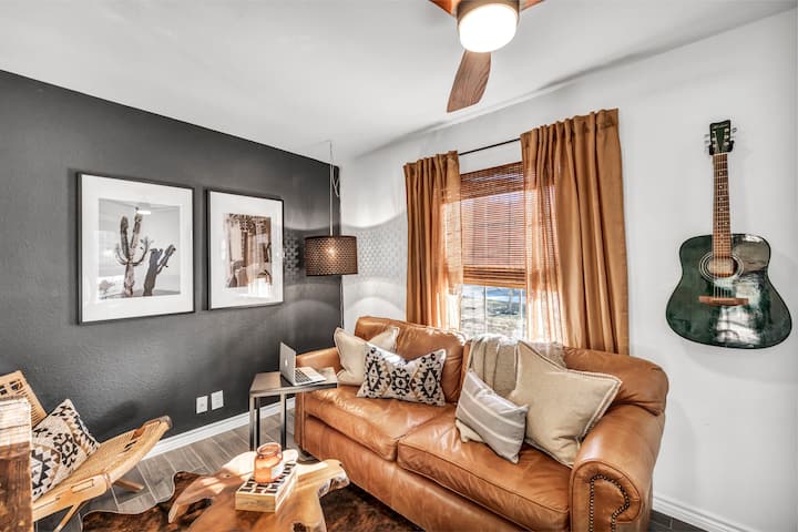 Upgraded Bungalow - Lg Fenced Yard! 15m To Dt! - Austin, TX