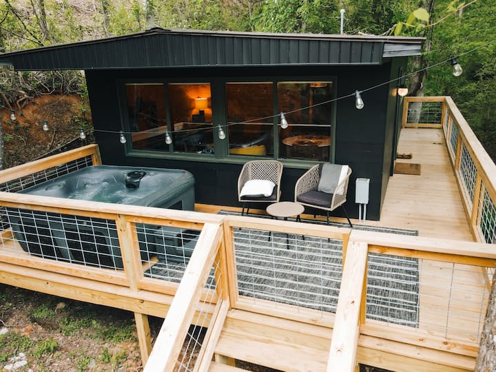 Recently Renovated 1950s Cabin With Hot Tub! - Bryson City, NC