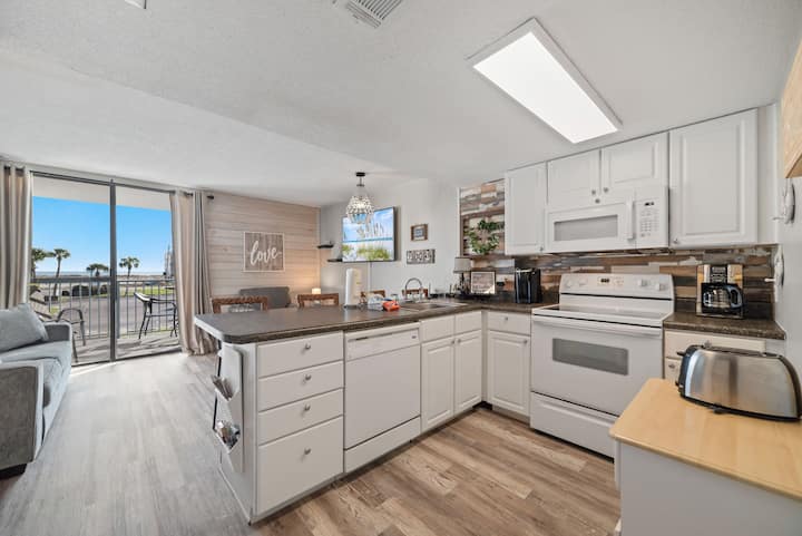 Ocean-views, Easy Beach Access, Beautiful Remodel - Gulf Shores Beach