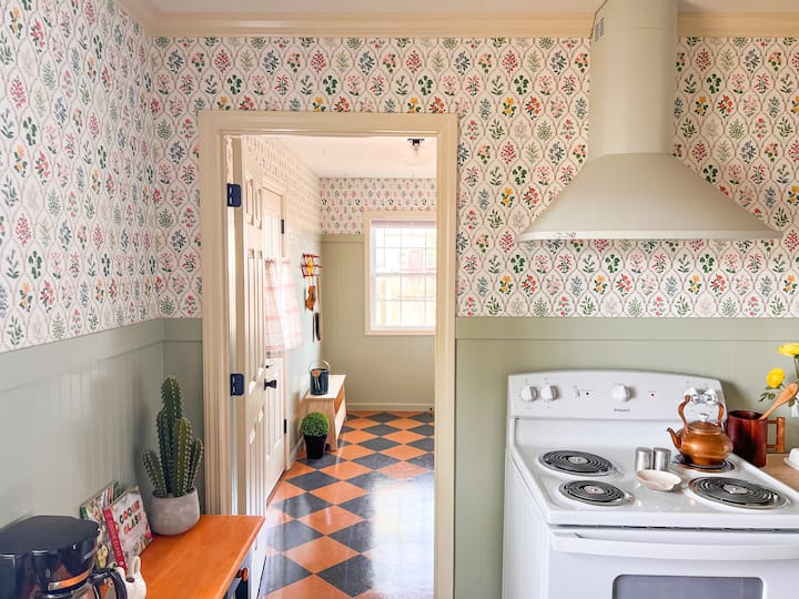 Bright Cozy 2 Bedroom Cottage - Springfield, MO