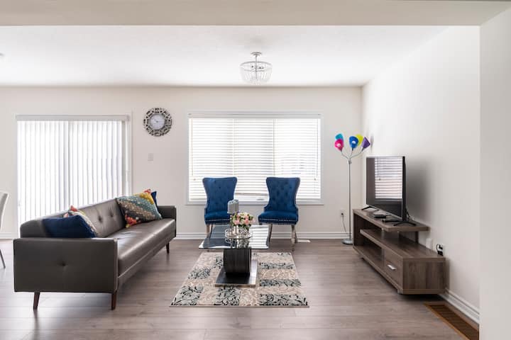 Bright And Contemporary, Centrally Located - Guelph