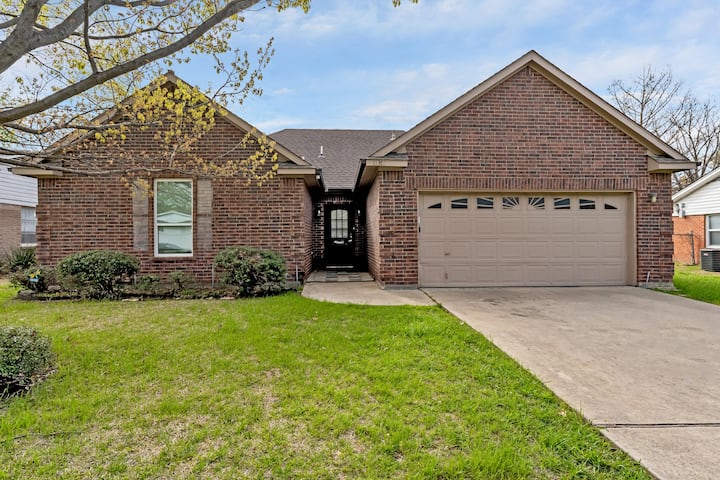 Dallas 2006 Build *Family Friendly* 3 Bd * - Farmers Branch, TX