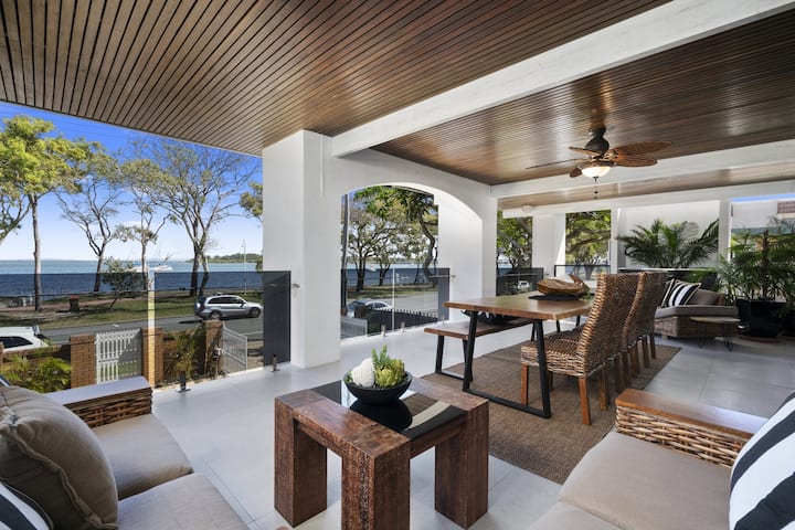 'The Beach House' - Sandstone Point