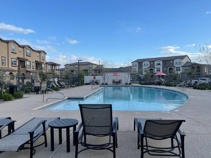 Centrally Located Quiet Room W/ Pool, Mini Fridge - Gilbert, AZ
