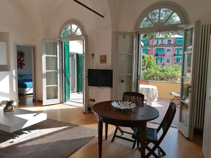 Bilocale 70 Mq. Con Ampio Terrazzo Attrezzato. - Finale Ligure