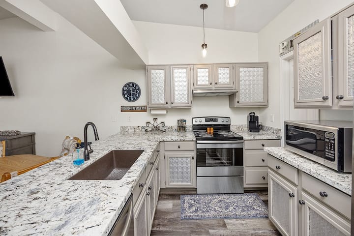 Mountain Retreat: Fireplace, Shuffleboard, Deck - Prescott, AZ