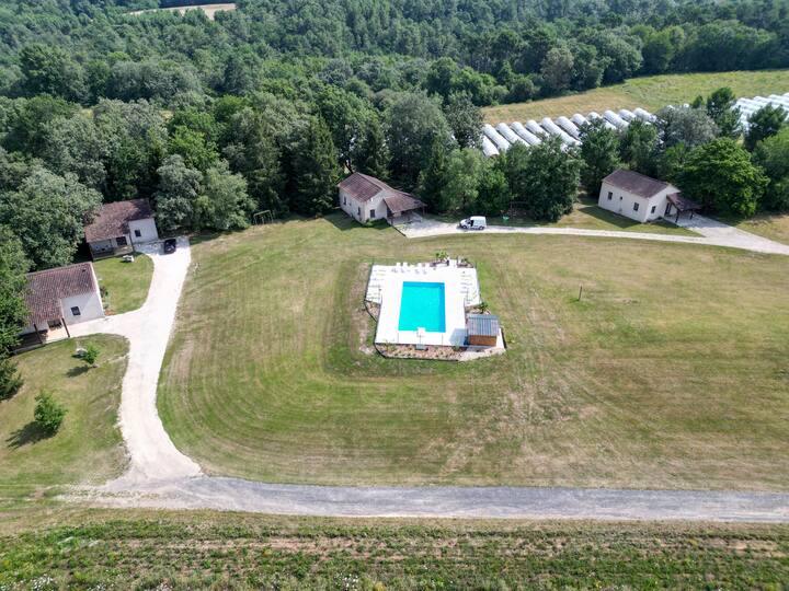 Un Gîte 13 Personnes Avec Piscine à La Campagne - Périgueux