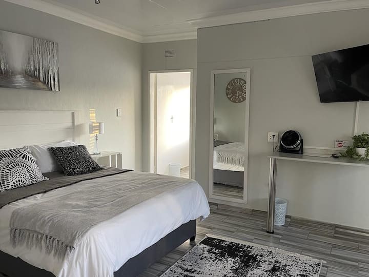 Family Unit At 22 On Mirabel - Kempton Park