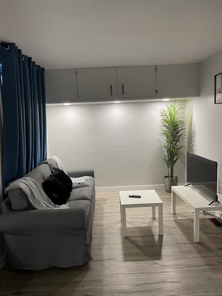 2 Bedrooms Cozy Home W/ Fenced Yard - Winnipeg