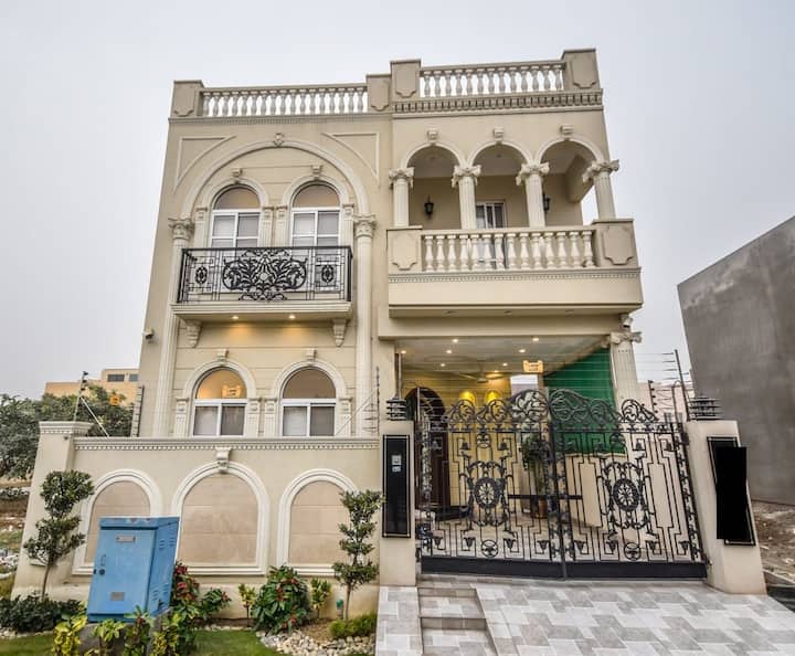 Guest Favorite-modern Full House Near Mall Airport - Lahore