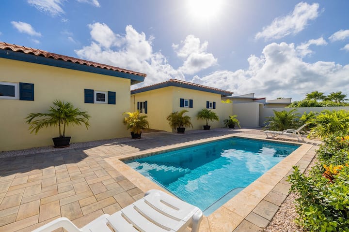Great Cozy, Comfortable & Central 2br 2ba W/ Pool - Aruba
