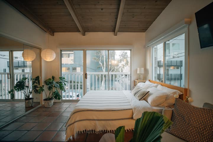 Ocean Front Dreams Studio - Santa Monica, CA