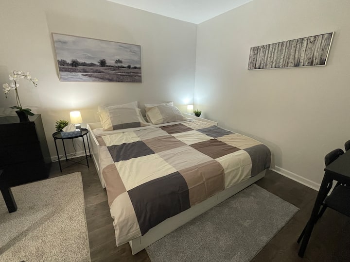 Nice Spacious Private Room, Free Parking _ - 256