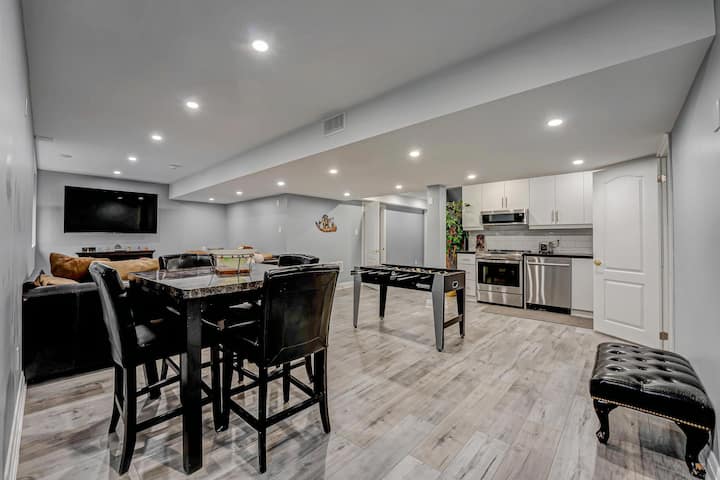 Bright 2 Bedroom Apartment, Free Parking, Wi-fi - Oakville