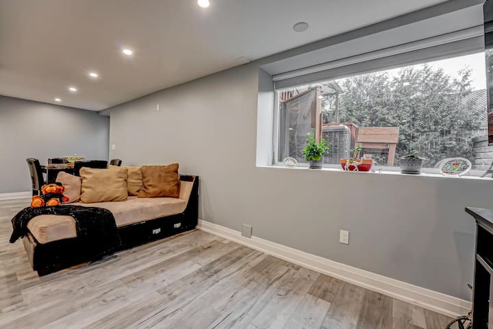 Bright 2 Bedroom Apartment, Free Parking, Wi-fi - Oakville