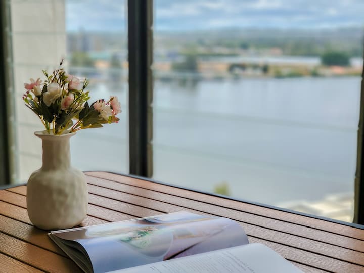 Cosy Home, Top Floor Water View - Burwood