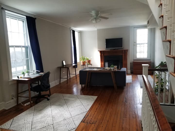 Mount Vernon 2 Story 2bd Apartment W/parking - Baltimore, MD