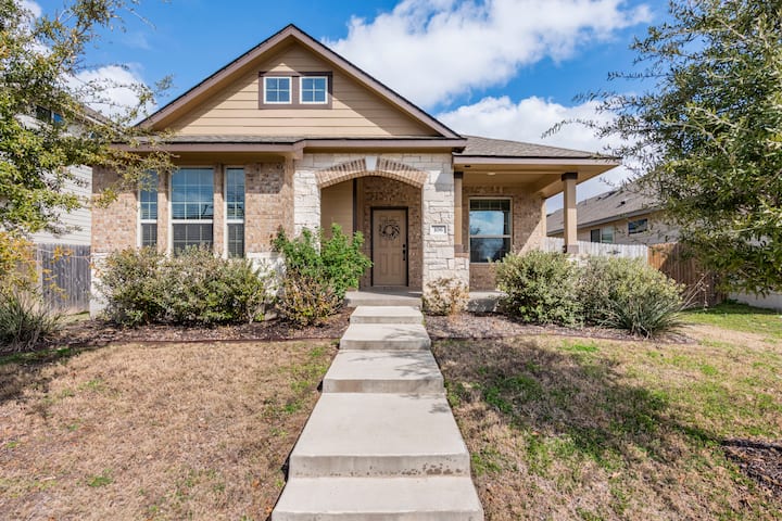 A Comfortable High-tech Home Away From Home - San Marcos, TX
