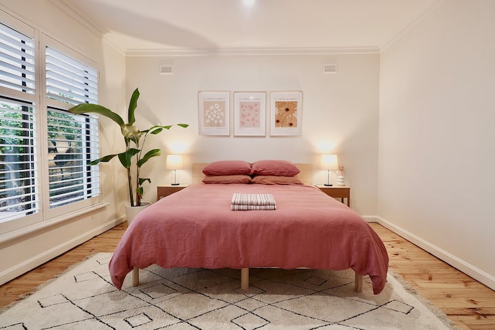 Spacious Beachside Home - Glenelg