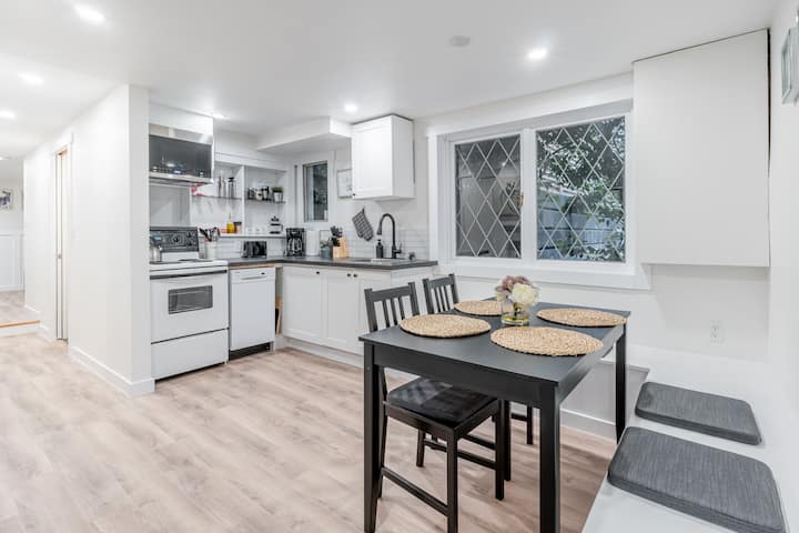 Lower Lonsdale Garden Suite In Heritage Home - Mount Seymour