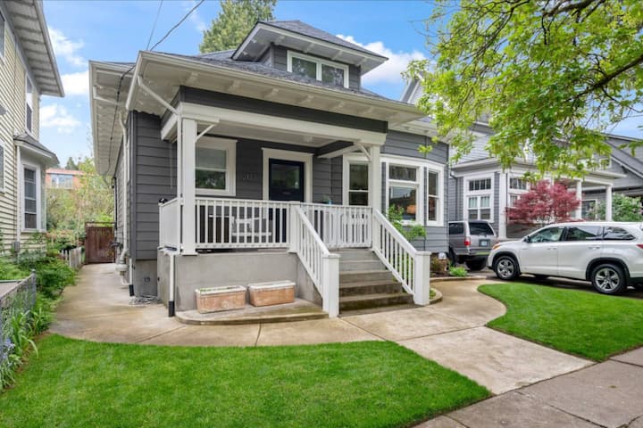 Artistic Downstairs Apt In Charming Craftsman Home - Portland, OR